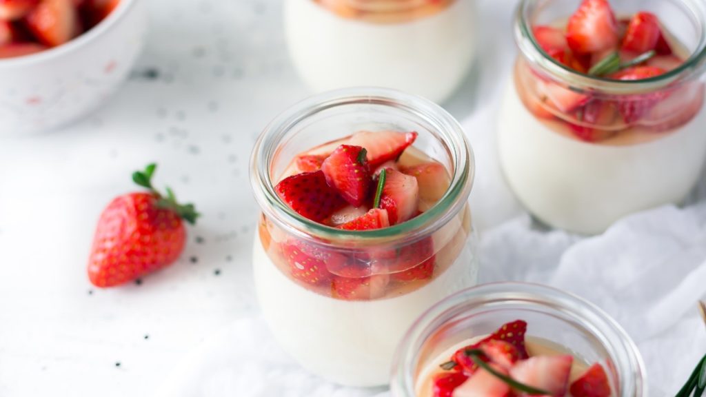 » Postre cremoso de leche condensada con fresas en vasitos, ¡listo en ...