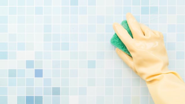 3 Trucos fáciles para eliminar la humedad y moho del techo del baño ...
