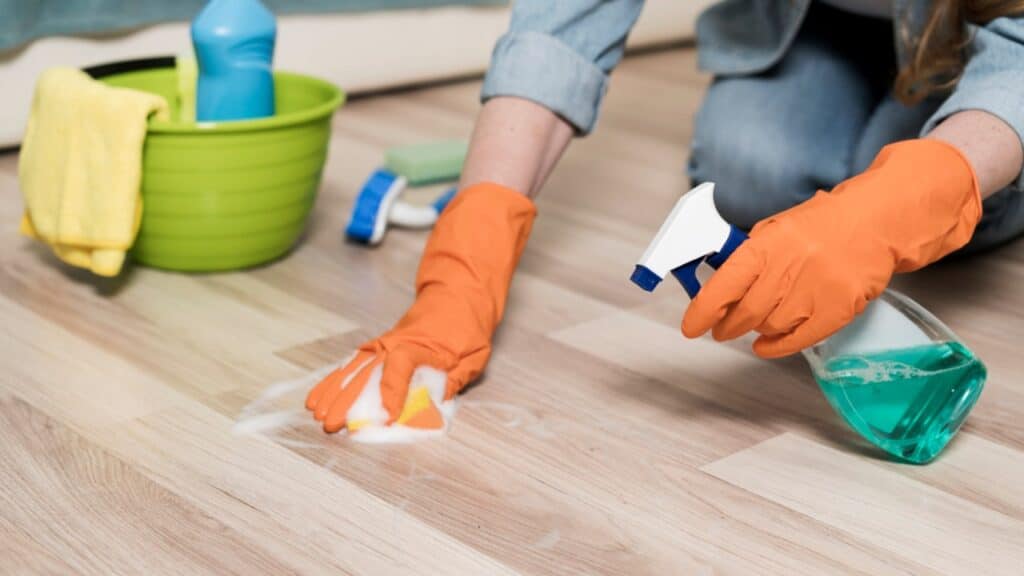 Cómo trapear el piso con cloro de manera correcta sin ponerte en riesgo